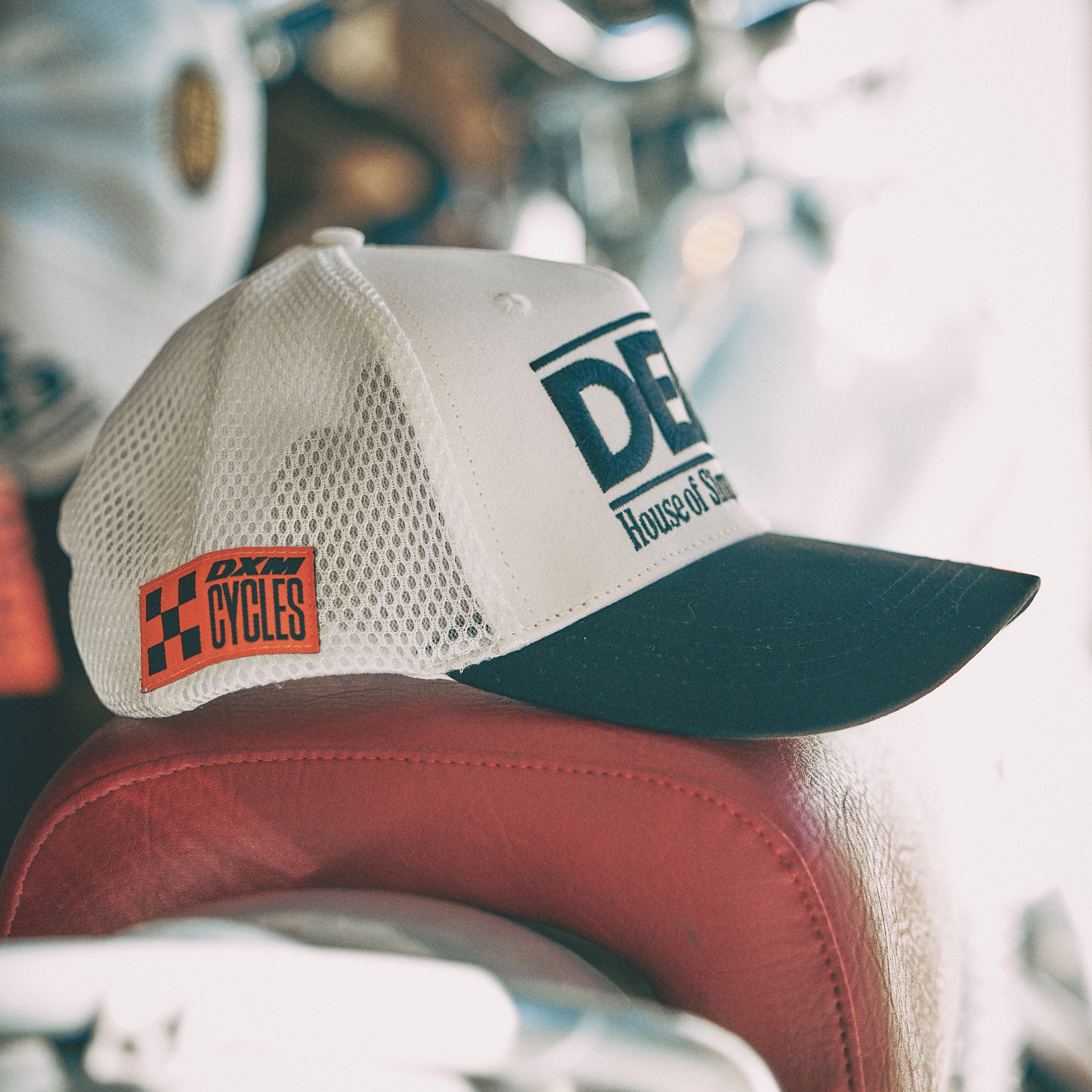 DEUS EX MACHINA - Podium Trucker - Hvid – Jake's Apparel